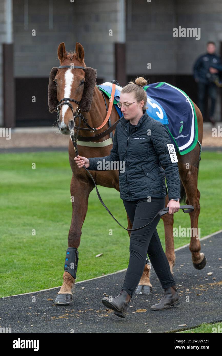 Belle jour canters to the start hi-res stock photography and images - Alamy