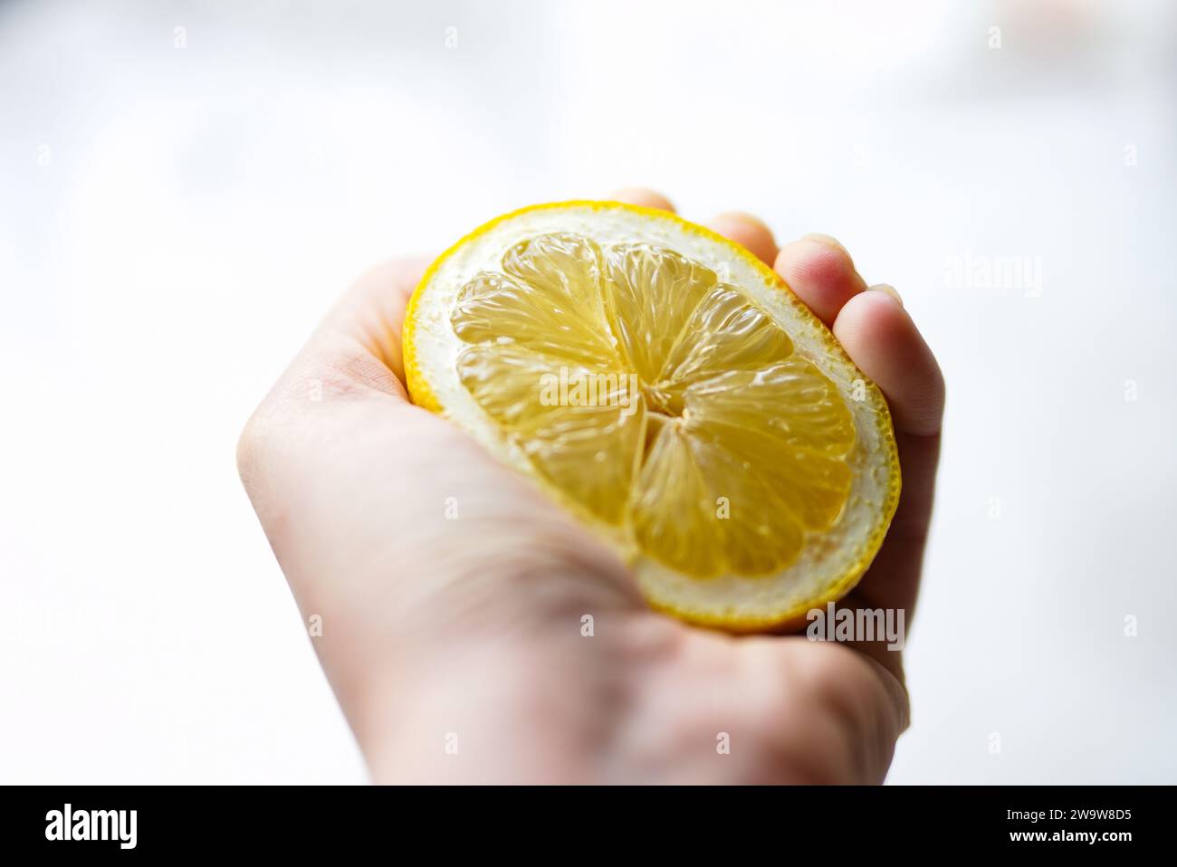 Squeezing fresh lemon juice hi-res stock photography and images - Alamy
