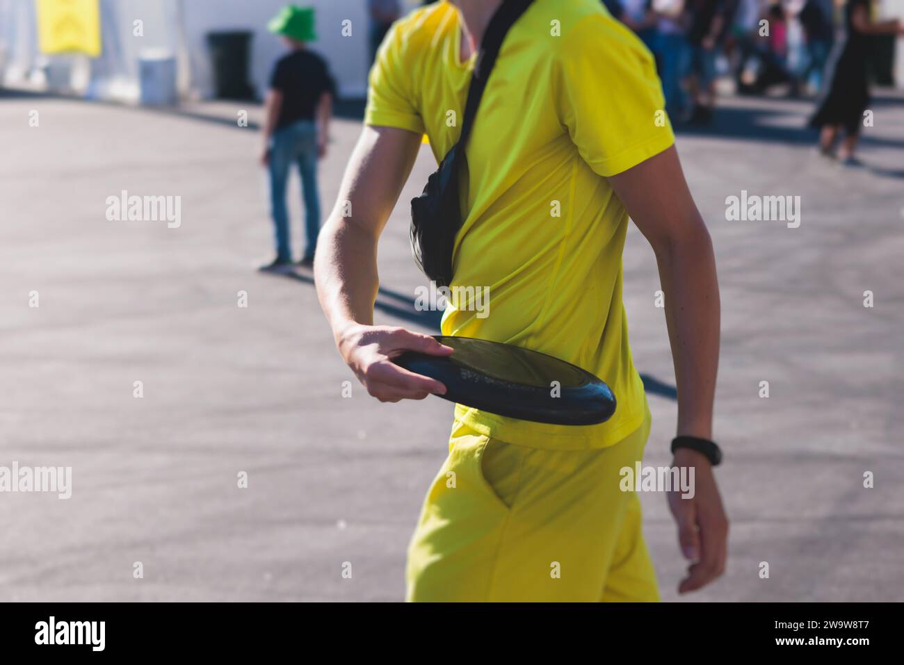 Woman playing disc golf hi-res stock photography and images - Alamy