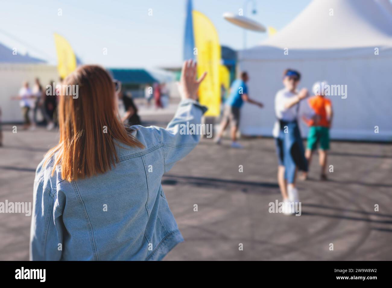 Woman playing disc golf hi-res stock photography and images - Alamy
