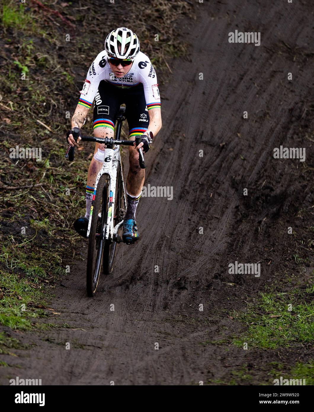 HULST - Fem van Empel in action during the eleventh cyclo-cross World ...