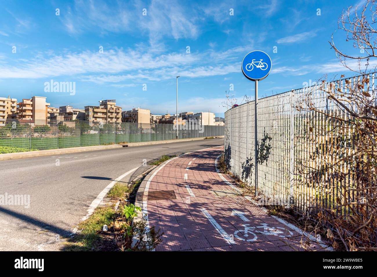 Cartello stradale ciclabile hi-res stock photography and images - Alamy