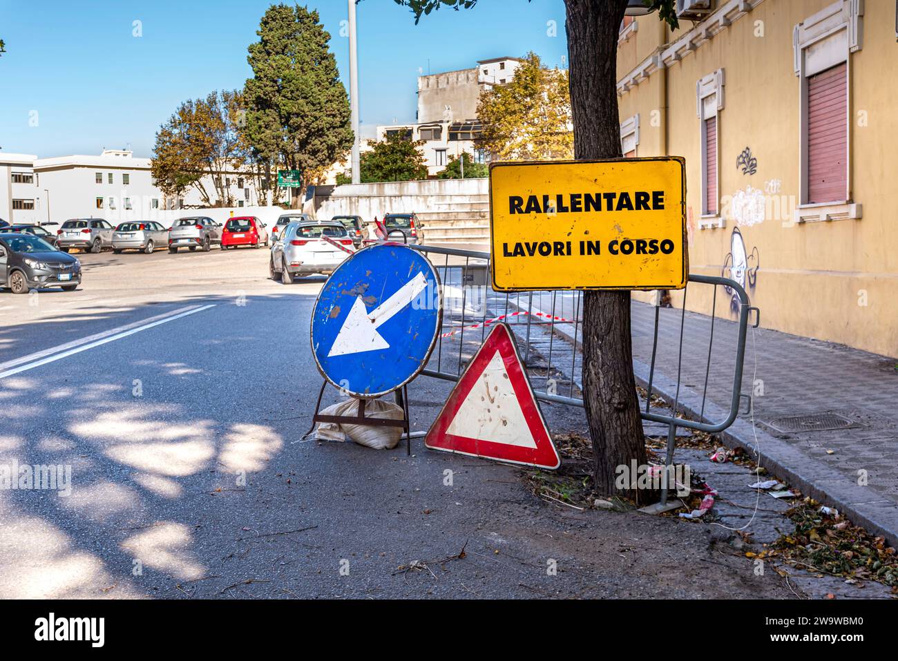 Cartello stradale triangolo hi-res stock photography and images - Alamy