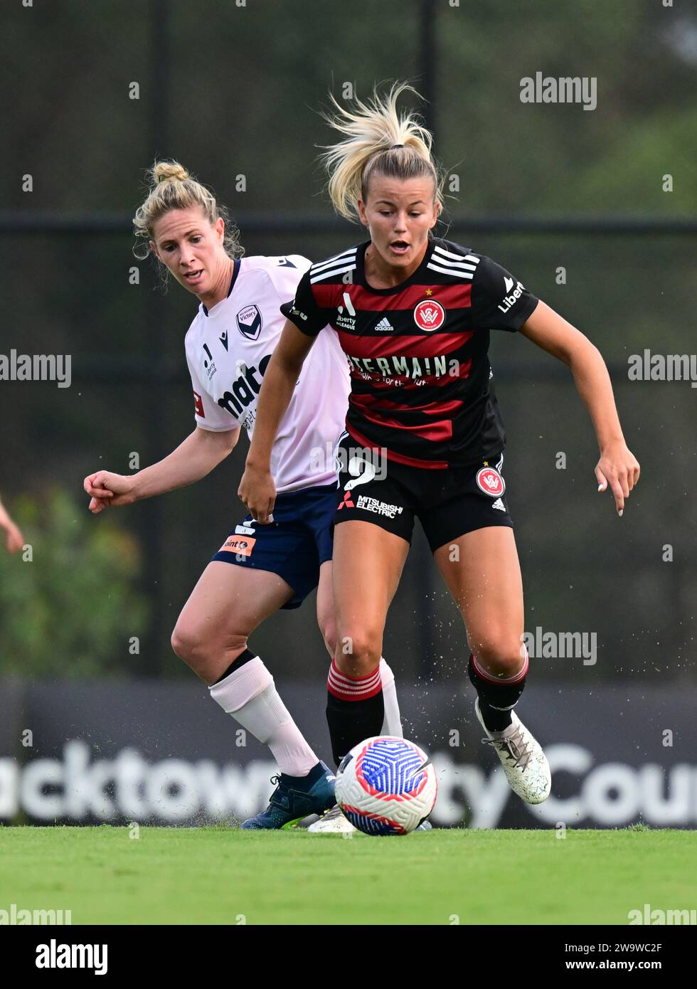 Rooty Hills, Australia. 30th Dec, 2023. Elise Kellond-Knight (L) of ...