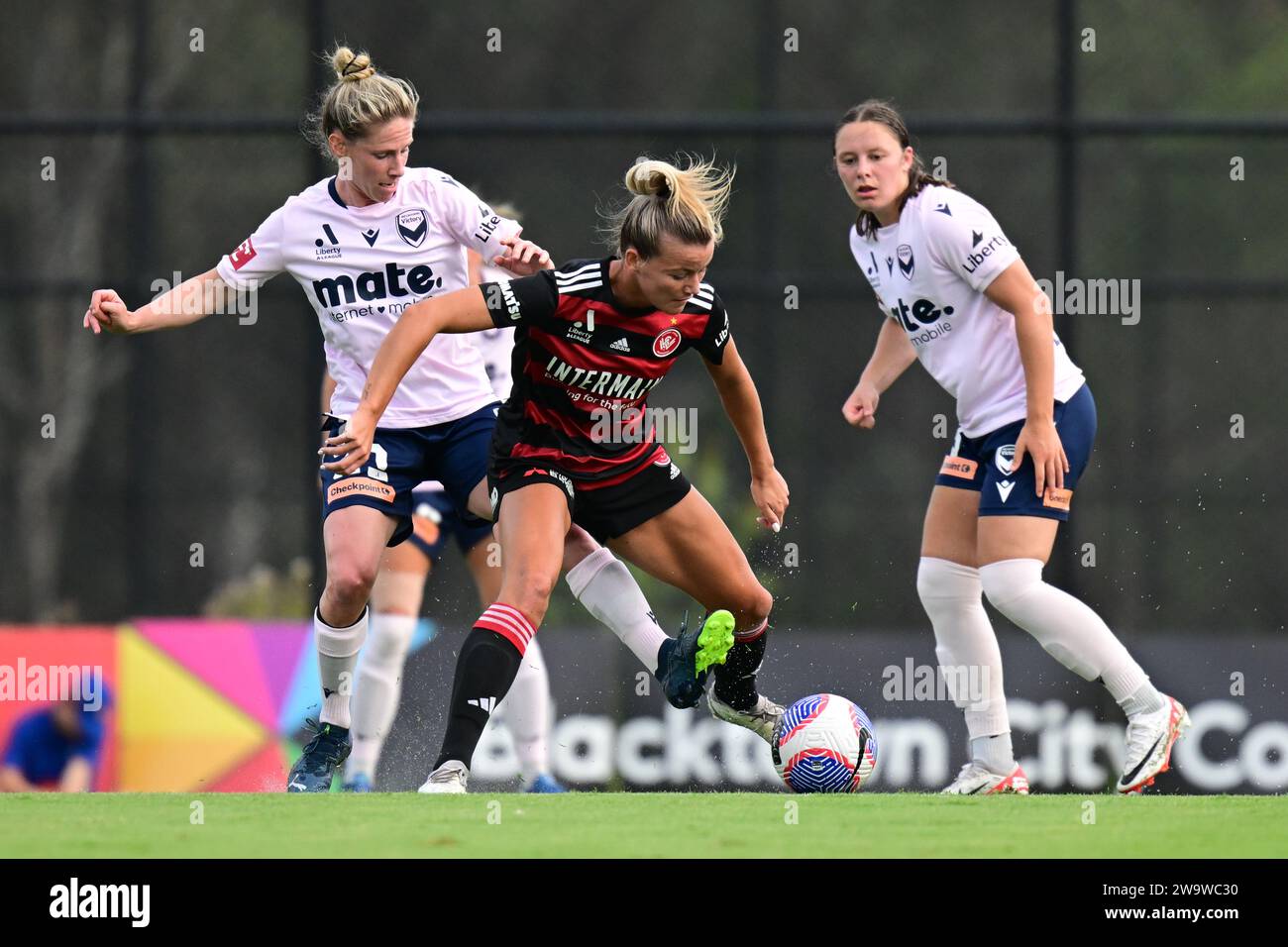 Rooty Hills, Australia. 30th Dec, 2023. Elise Kellond-Knight (L), Alana ...
