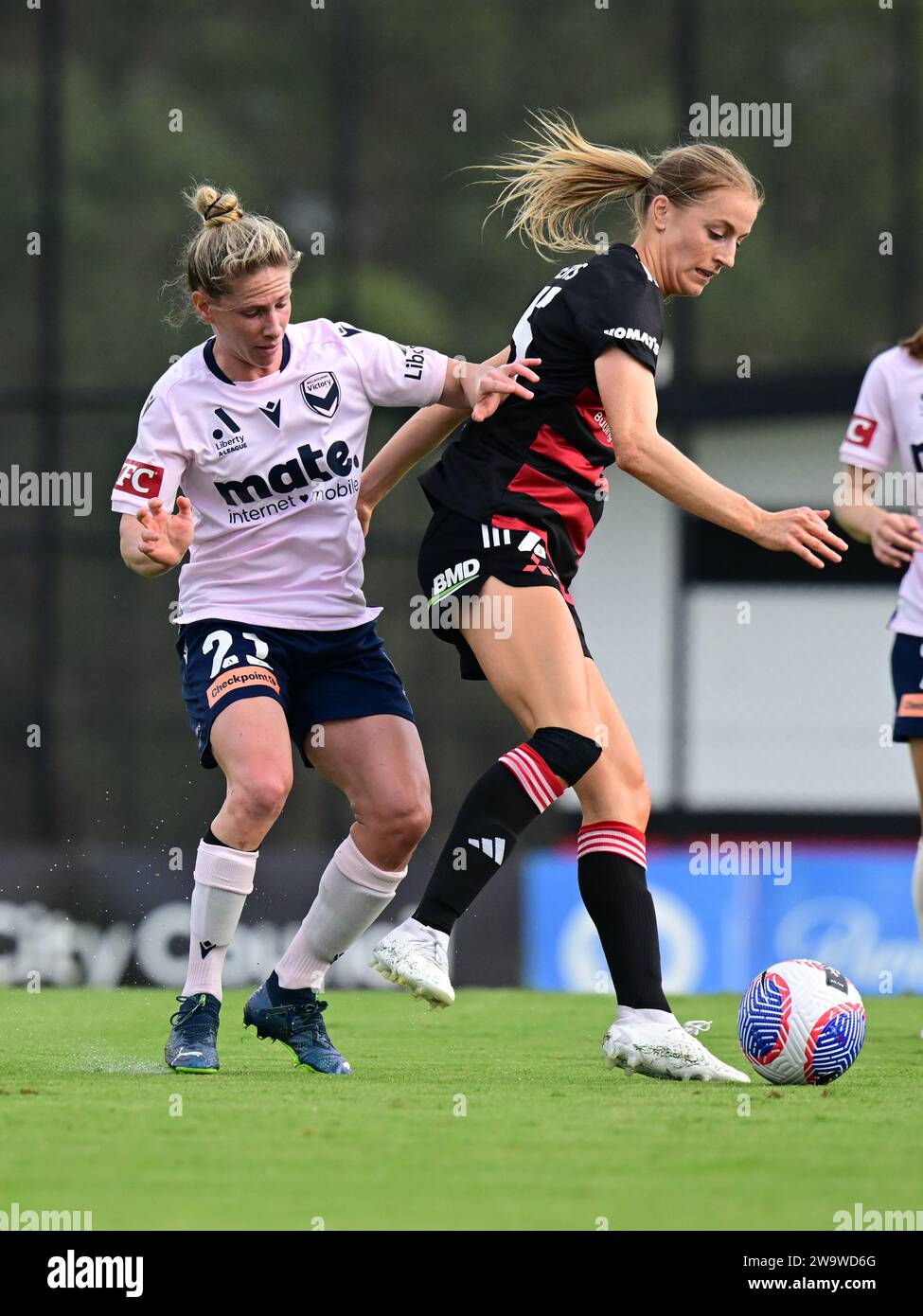 Rooty Hills, Australia. 30th Dec, 2023. Elise Kellond-Knight (L) of ...
