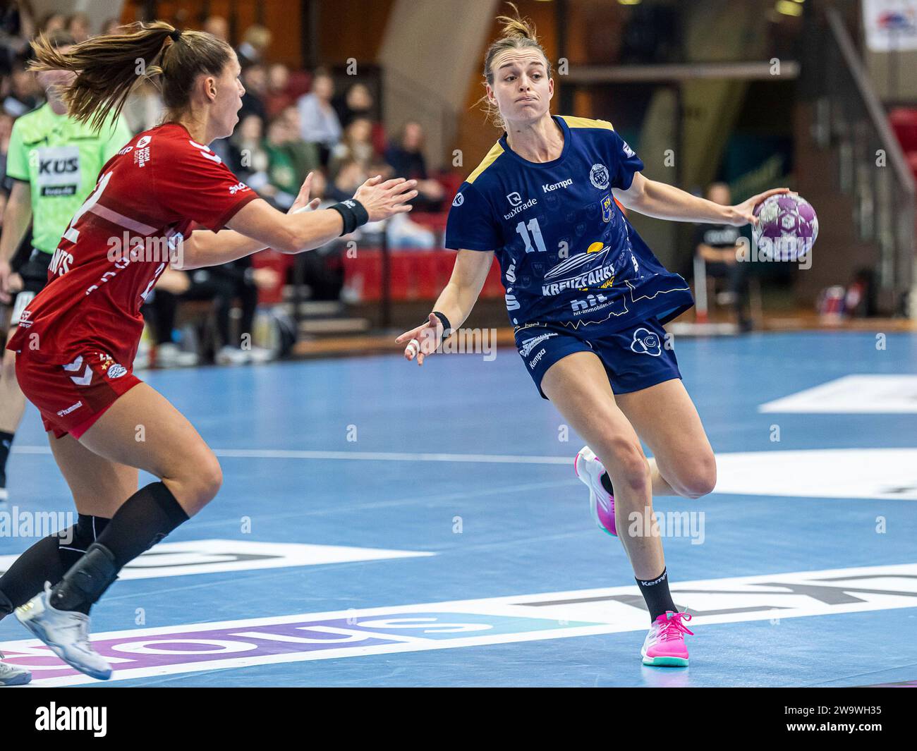 Stuttgart, Deutschland. 30th Dec, 2023. Cara Reiche (Buxtehuder SV, #19) am Ball, SG BBM ...