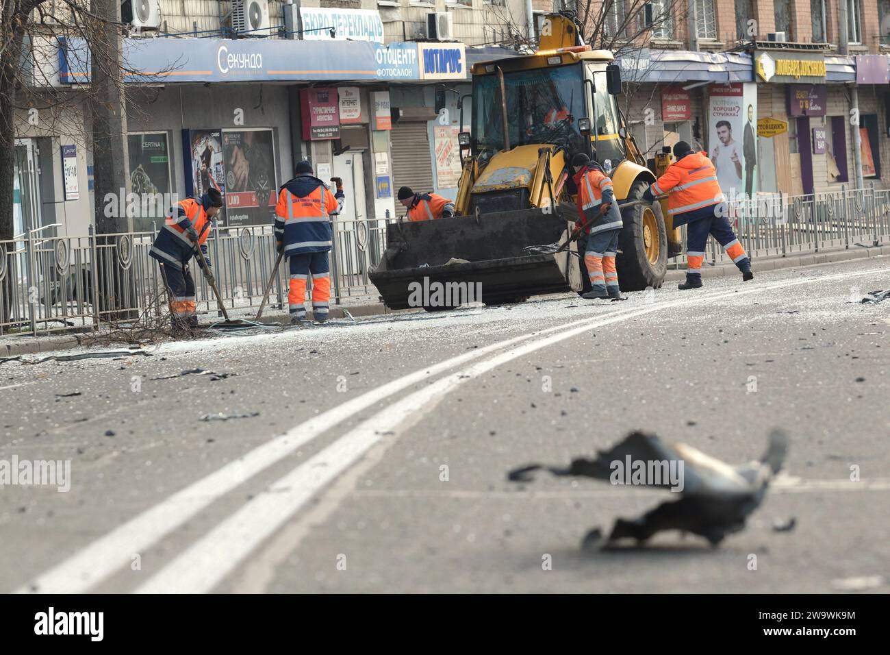 Non Exclusive: KYIV, UKRAINE - DECEMBER 29, 2023 - Municipal workers ...