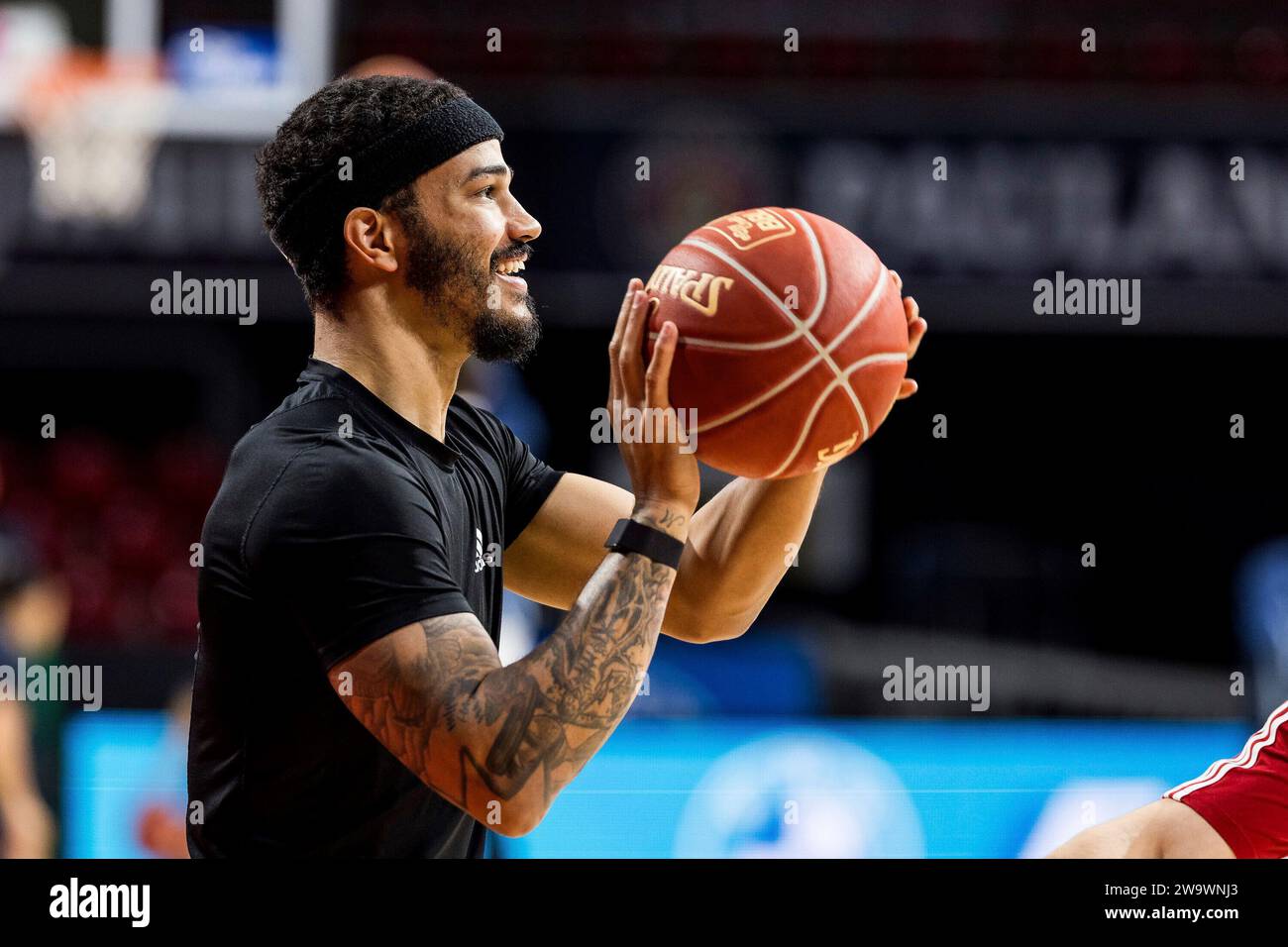 Nick Weiler-Babb (FC Bayern M?nchen, #0) lachend im Warm Up easyCredit ...