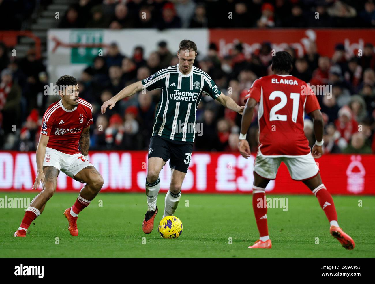 Manchester United's Jonny Evans (centre) battle for the ball with ...