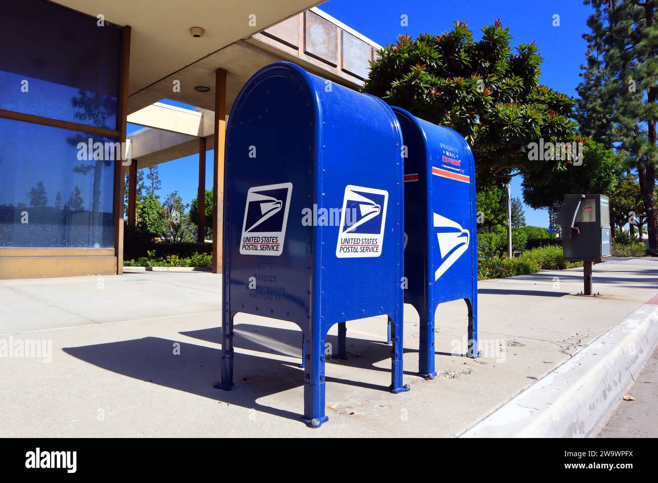 Us postal service collection box hi-res stock photography and images - Alamy