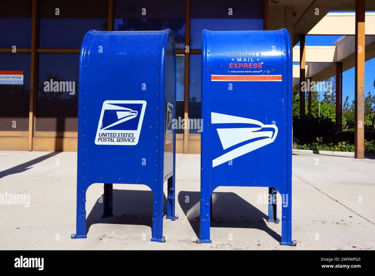 Us postal service collection box hi-res stock photography and images ...