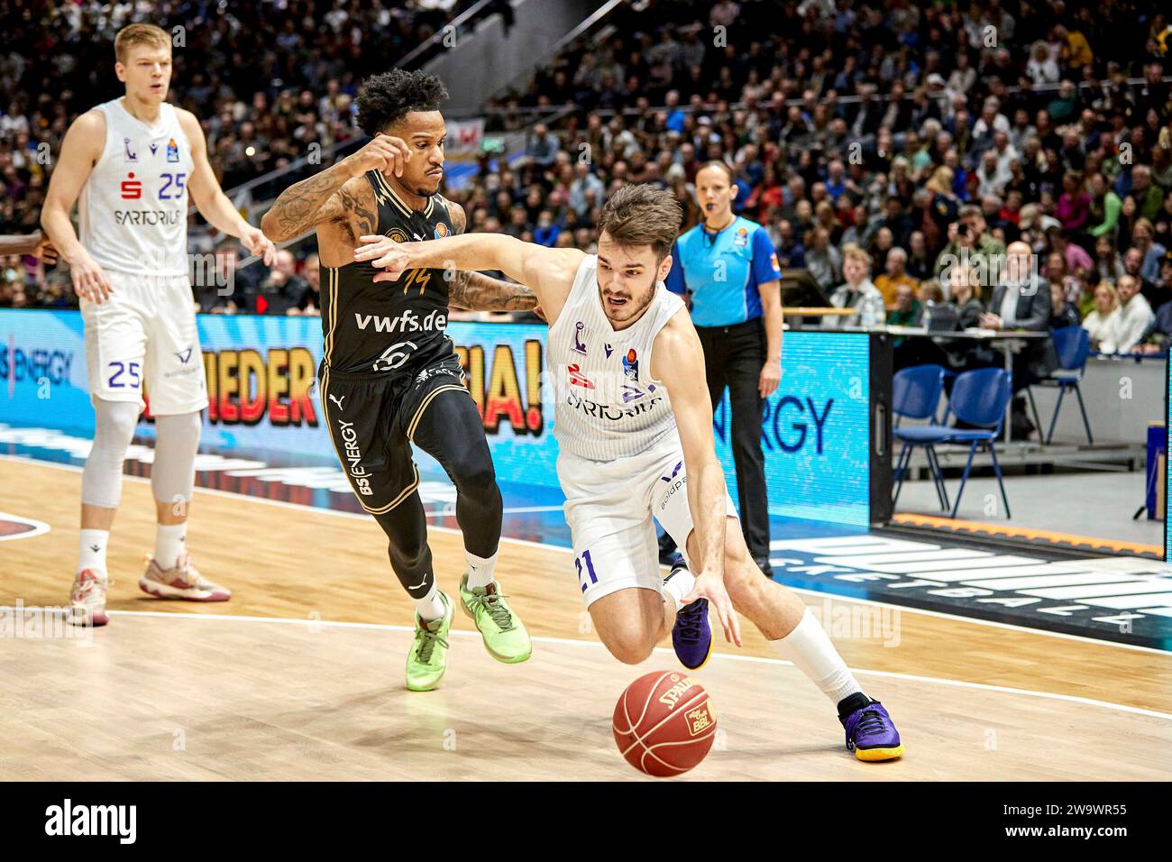 Braunschweig, Deutschland. 30th Dec, 2023. Fedor Zugic (Nr. 21 BG ...