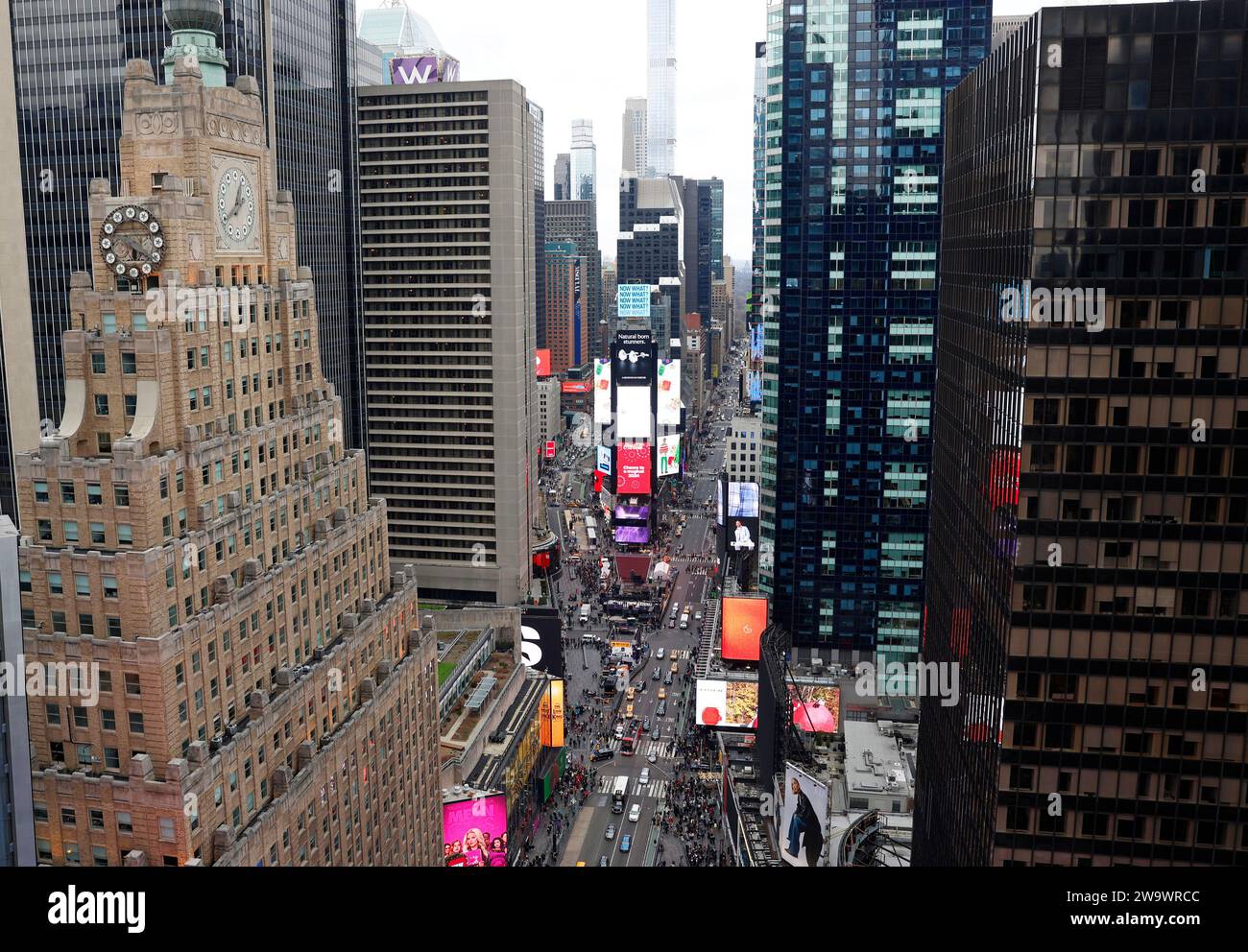 New York, United States. 30th Dec, 2023. Pedestrians fill the streets ...