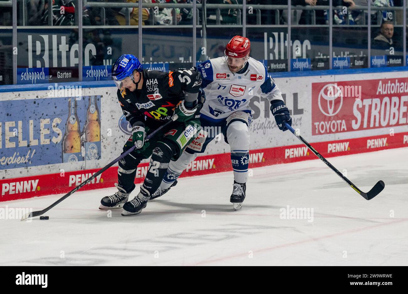 Augsburg, Deutschland. 30th Dec, 2023. Kampf um den Puck/Zweikampf zwischen Otso Rantakari ...