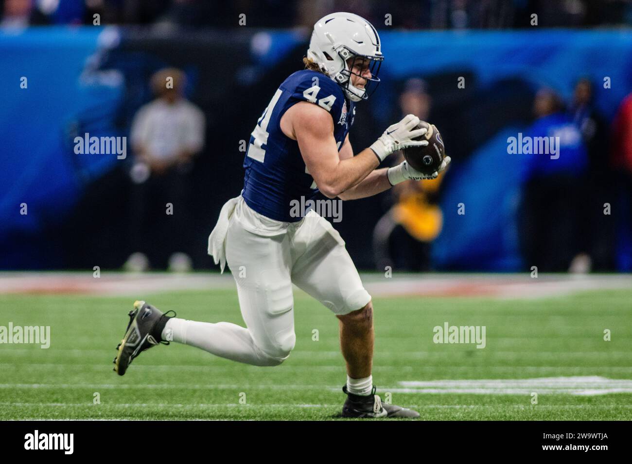 Atlanta, GA, USA. 30th Dec, 2023. Penn State tight end Tyler Warren (44 ...