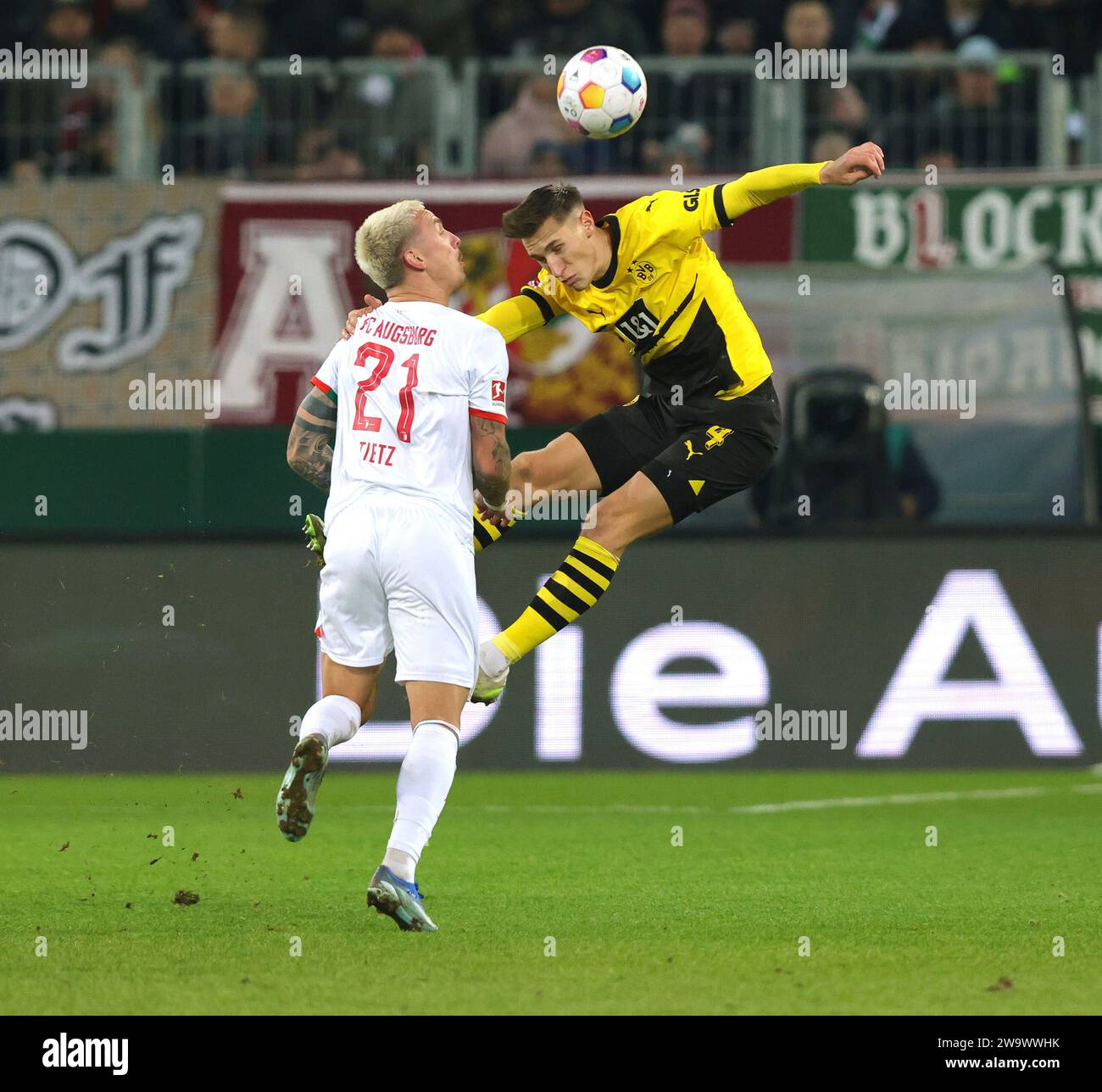 Augsburg, Deutschland. 16th Dec, 2023. firo: December 16th, 2023, football, soccer, 1st league ...