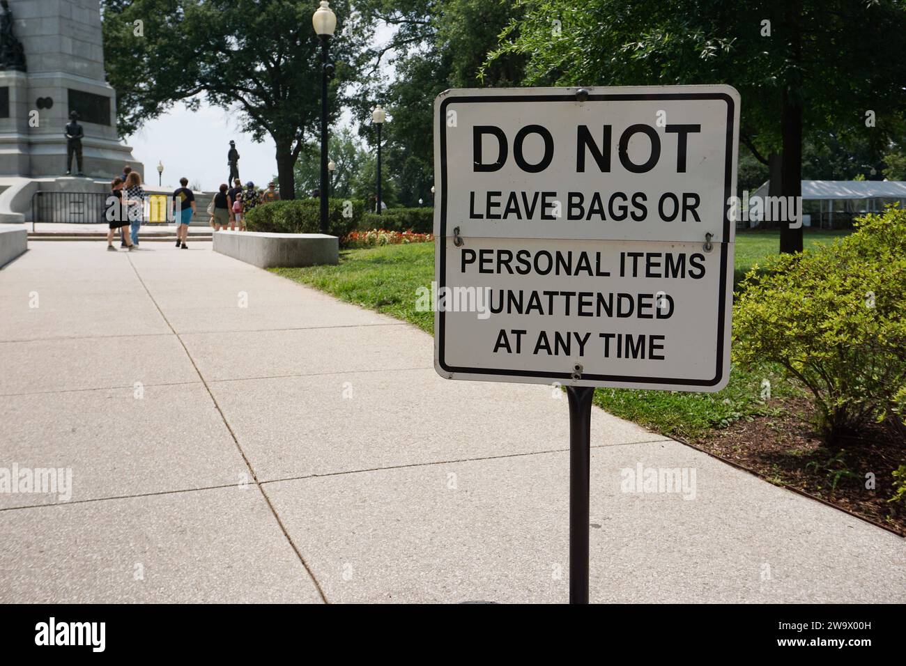 Unattended luggage sign hi-res stock photography and images - Alamy