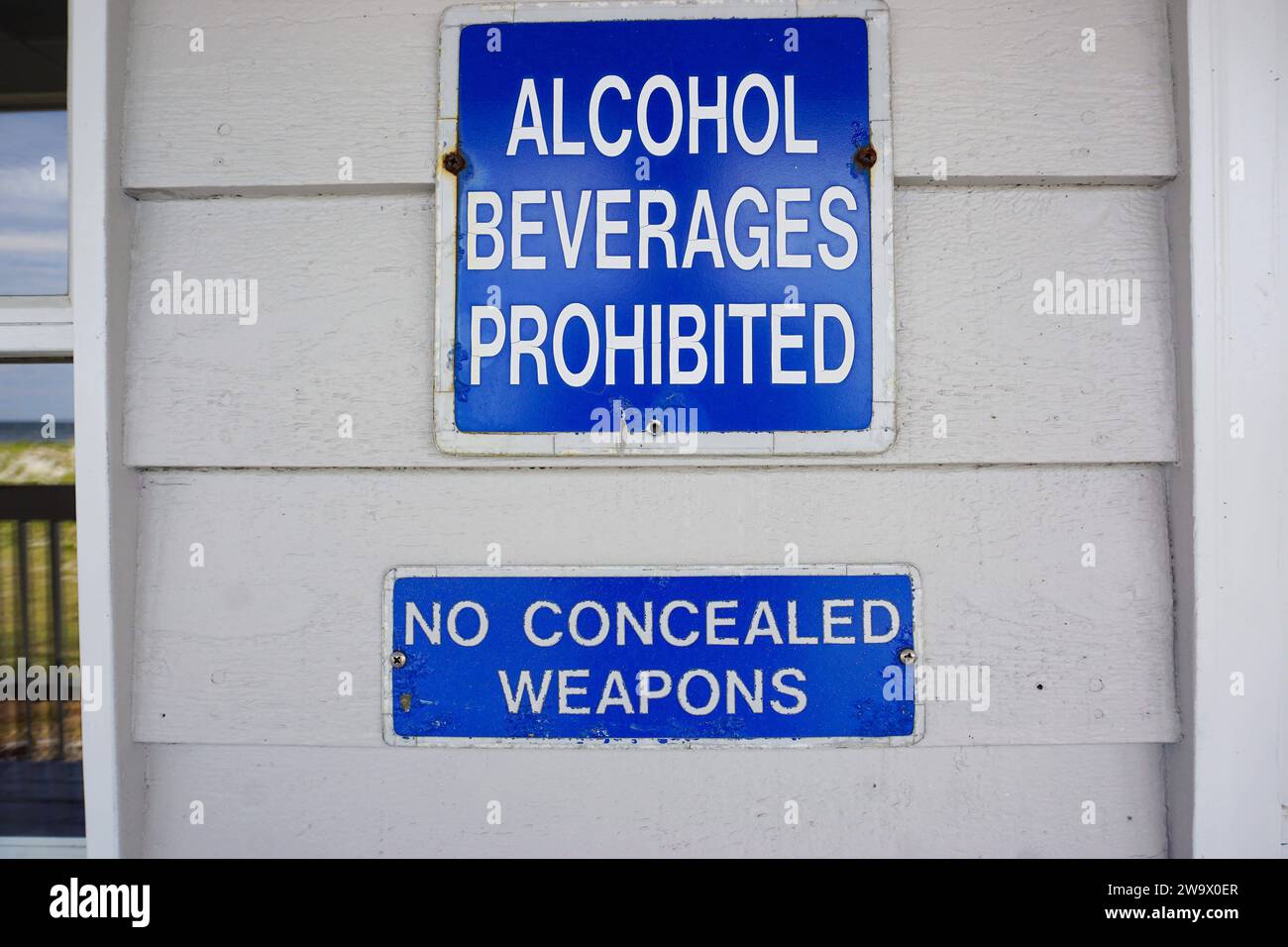 Charleston, Amerika, 01. August 2023: Im Bild: Hiweisschild: Alcohol ...