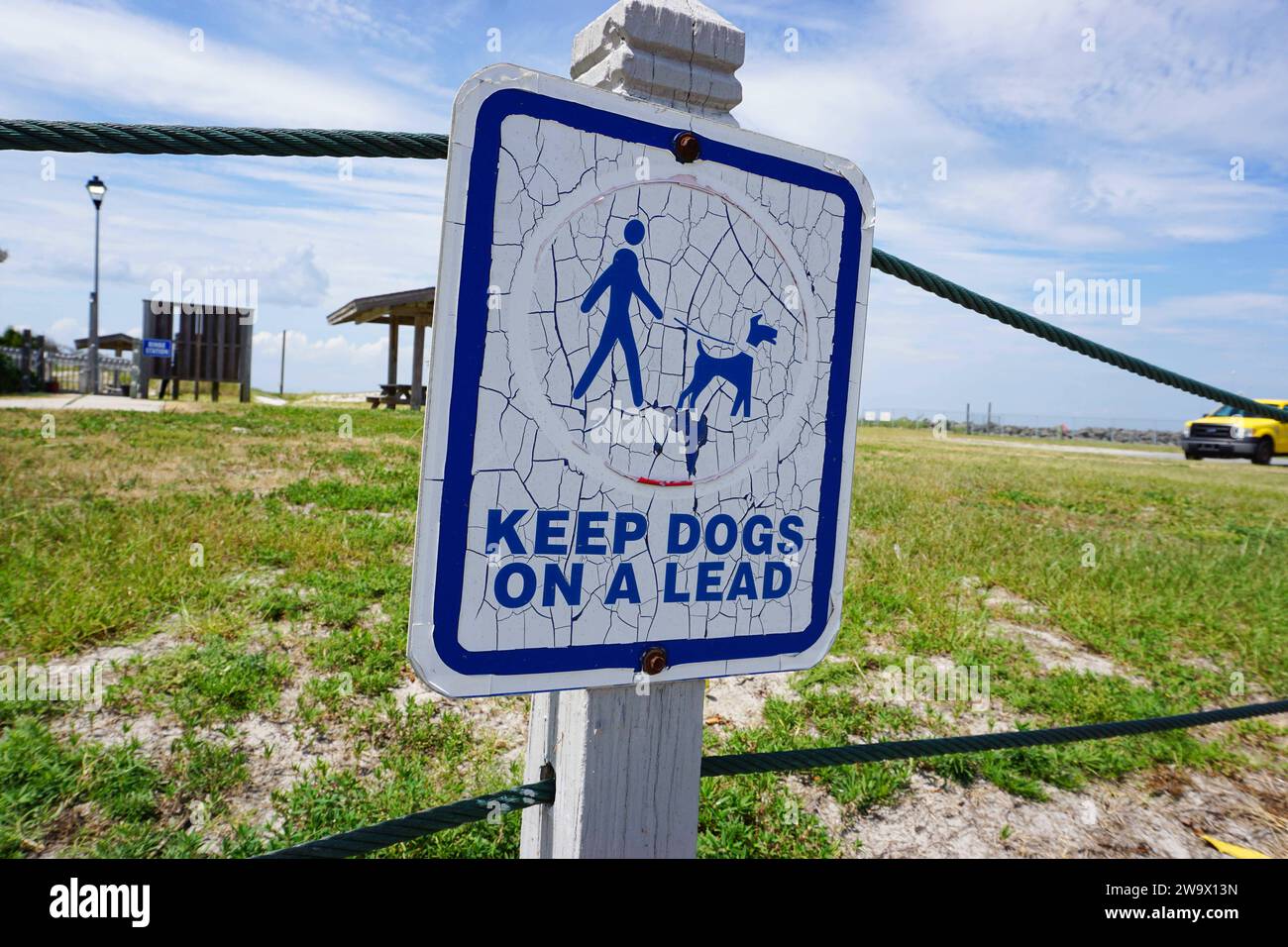 Cedar Island, Amerika, 01. August 2023: Im Bild: Schild mit der Aufschrift: Keep dogs on a lead ...