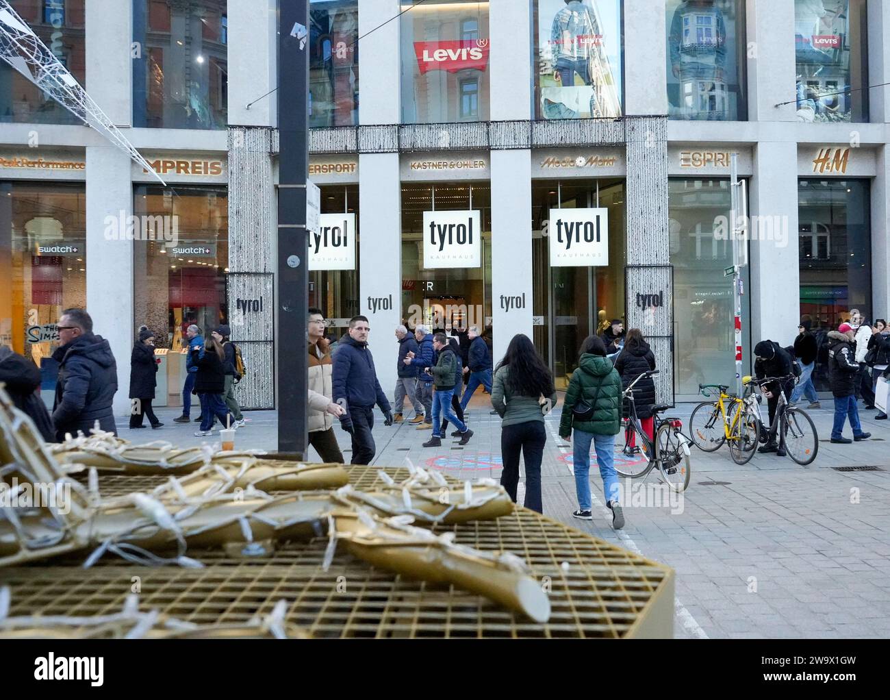 AUT - OESTERREICH, 2023-12-30: FEATURE WIRTSCHAFT - KAUFHAUS TYROL IN ...