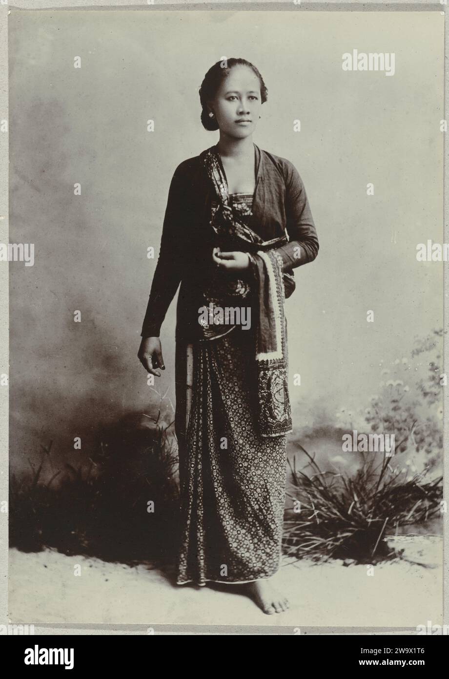 Vintage dress barefoot hi-res stock photography and images - Alamy