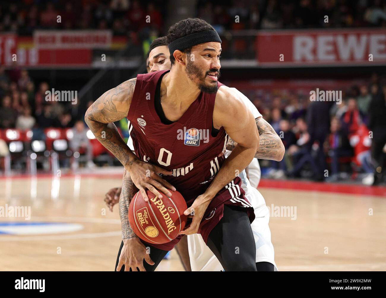 Nick Weiler-Babb (Bayern Basketball, #0) behauptet den Ball. GER, FC ...