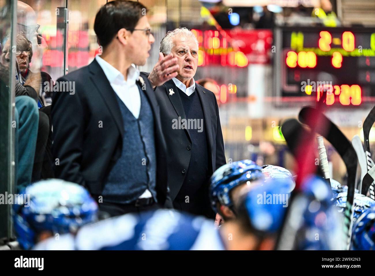 Iserlohn, Deutschland. 30th Dec, 2023. Doug Shedden (Cheftrainer ...