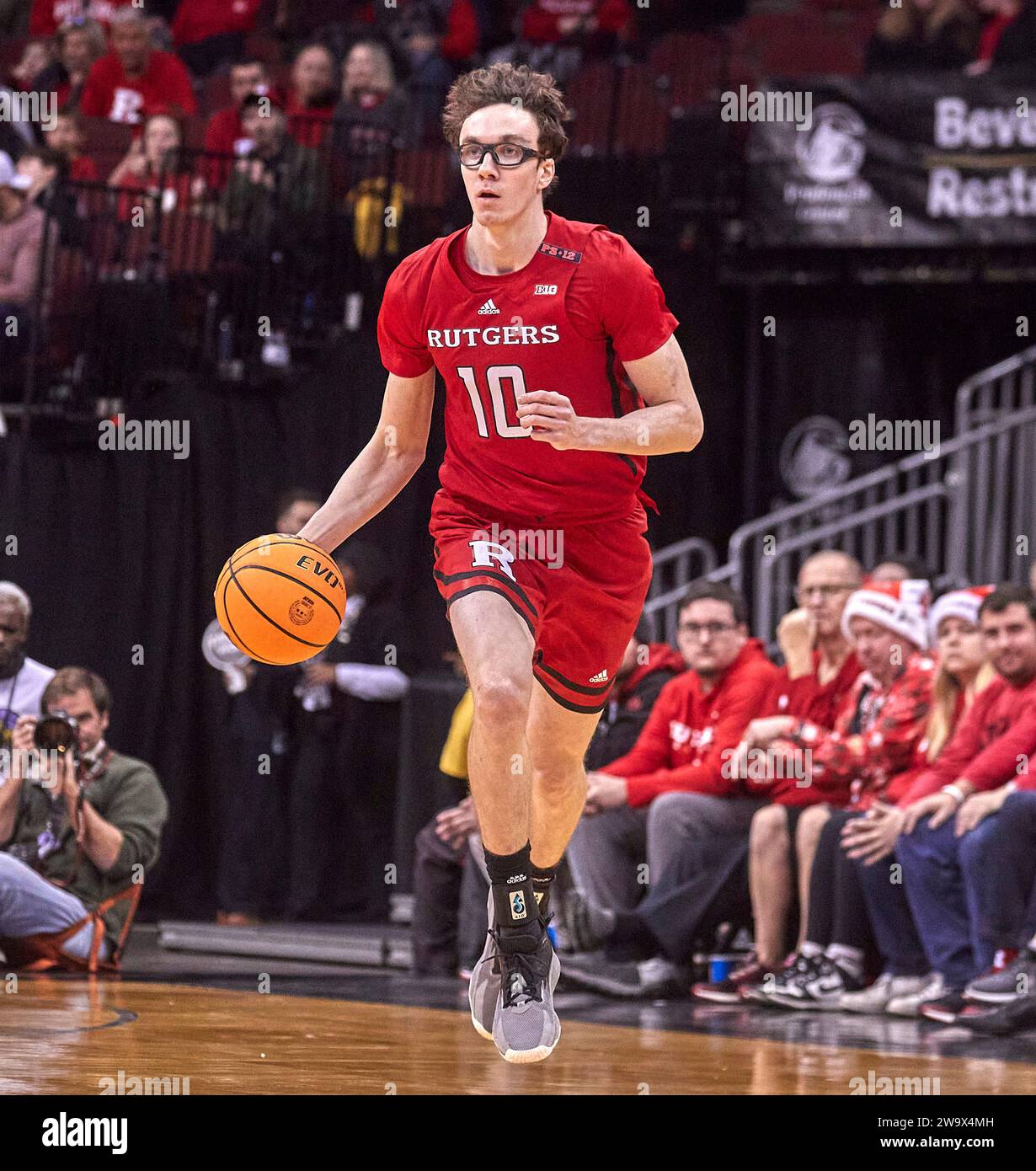 Rutgers Scarlet Knights guard Gavin Griffiths (10) brings the ball up ...