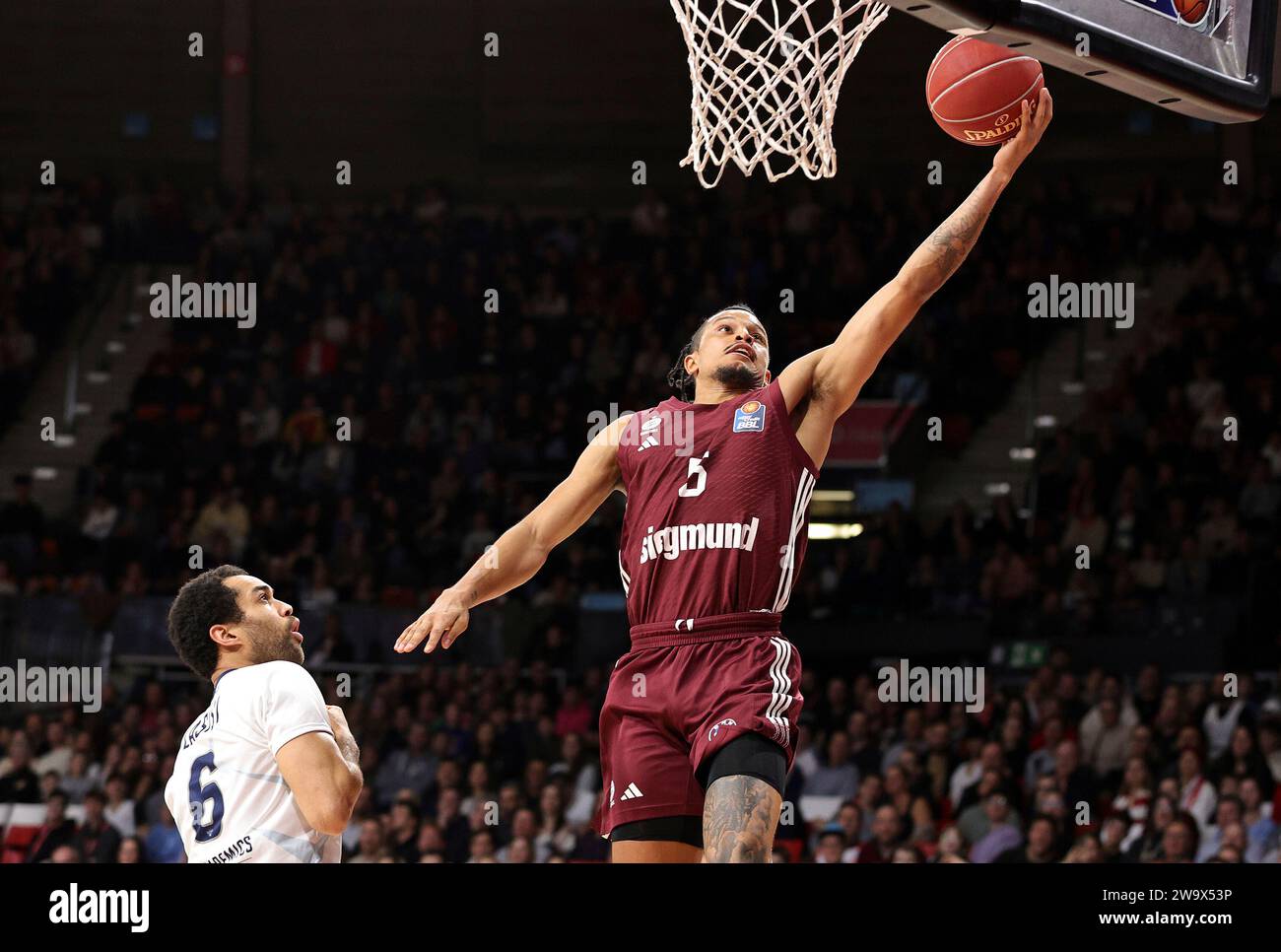 Nelson Weidemann (Bayern Basketball, #5) mit einem Korbleger. GER, FC ...