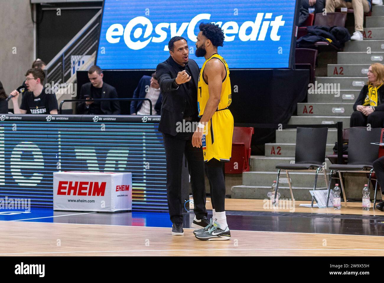 David McCray (MHP Riesen Tuebingen, Assistant Coach) Silas Melson (MHP ...