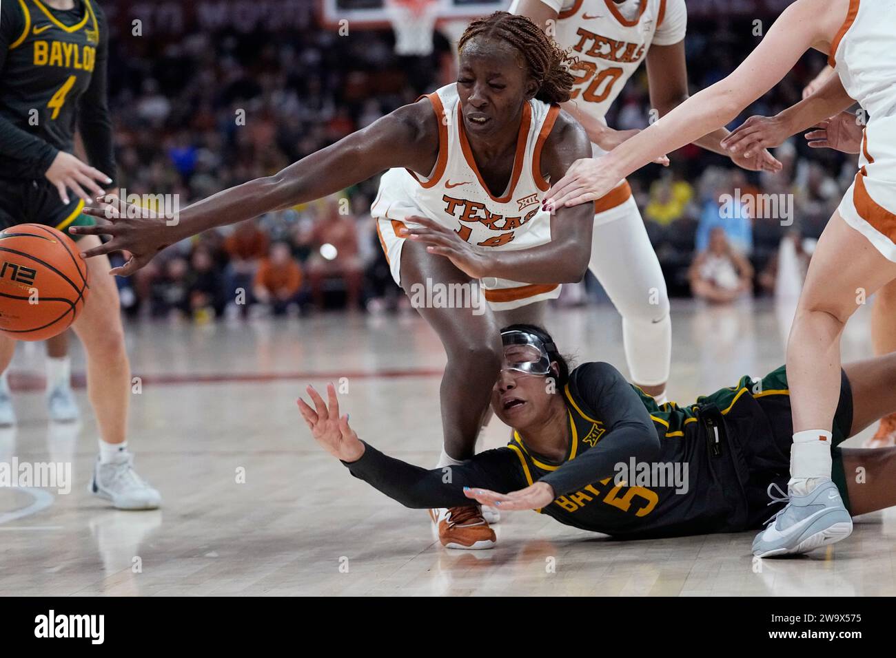 Texas forward Amina Muhammad (14) and Baylor guard Darianna Littlepage ...