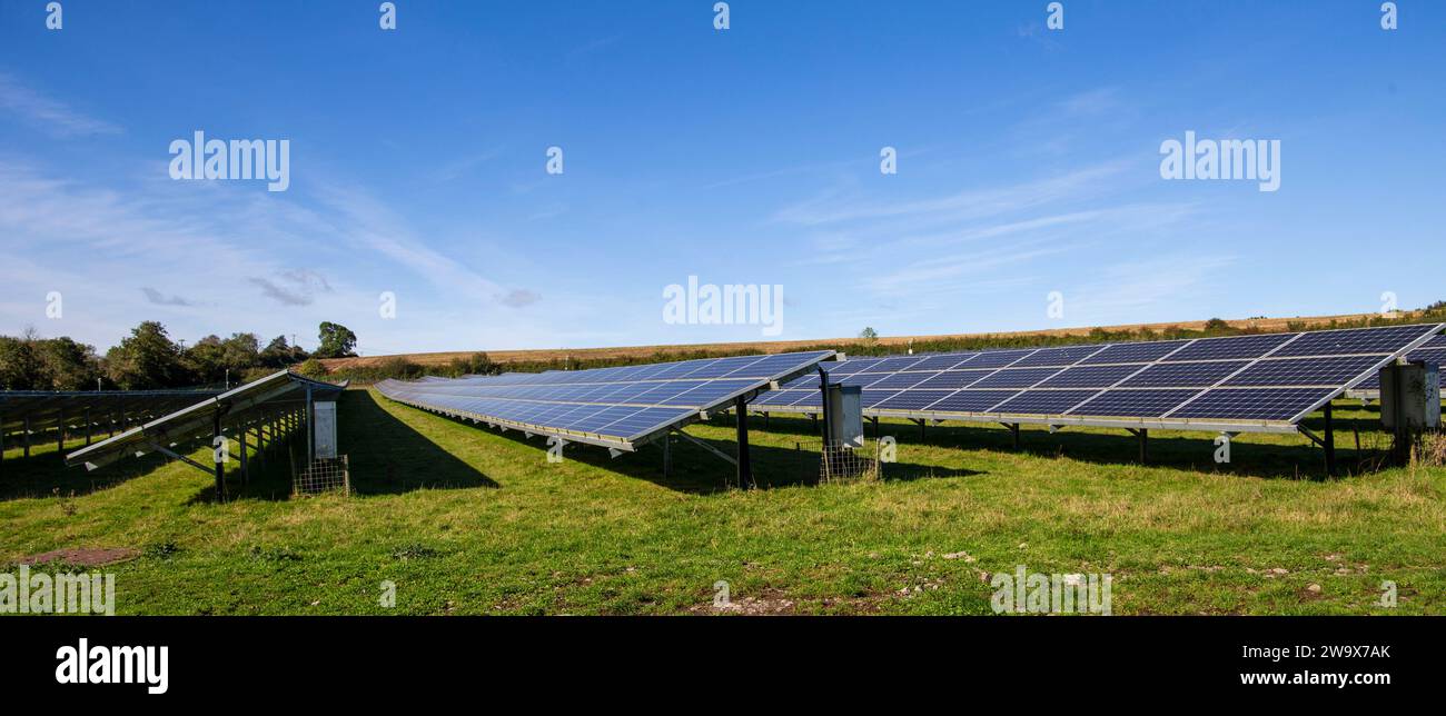Solar farm in countryside hi-res stock photography and images - Alamy