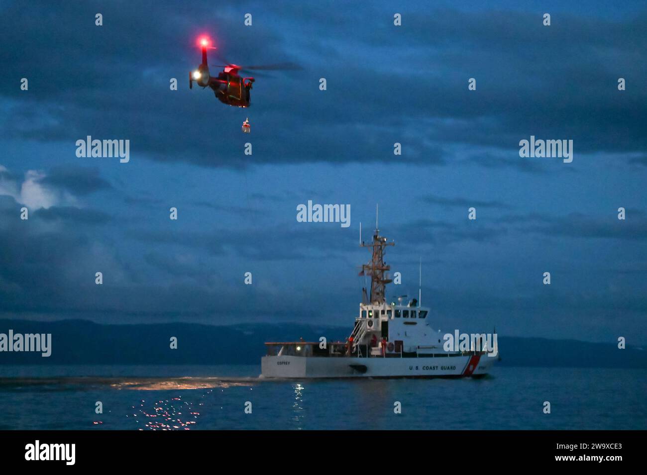 The crew of Coast Guard Cutter Osprey [WPB 87307] begin hoist training ...
