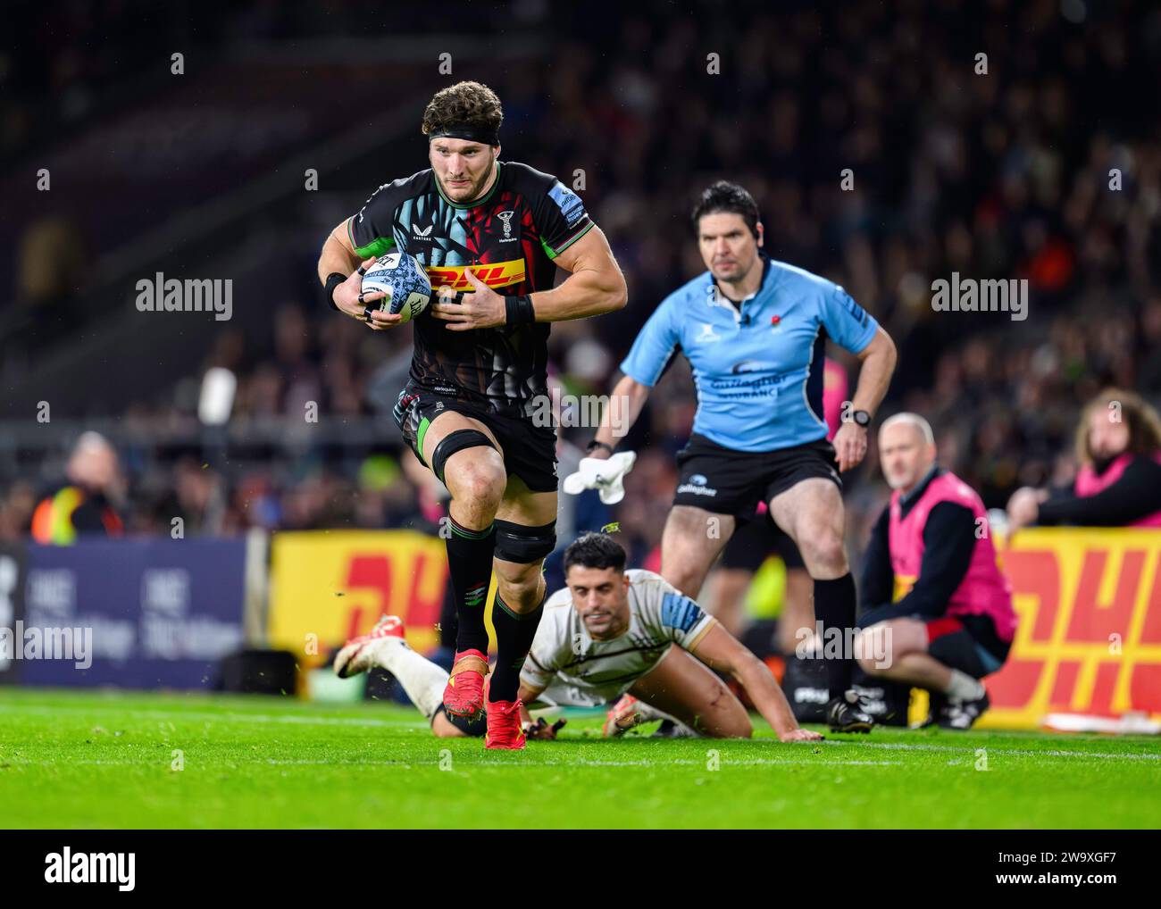 LONDON, UNITED KINGDOM. 30th, Dec 2023. Dino Lamb of Harlequins (left ...