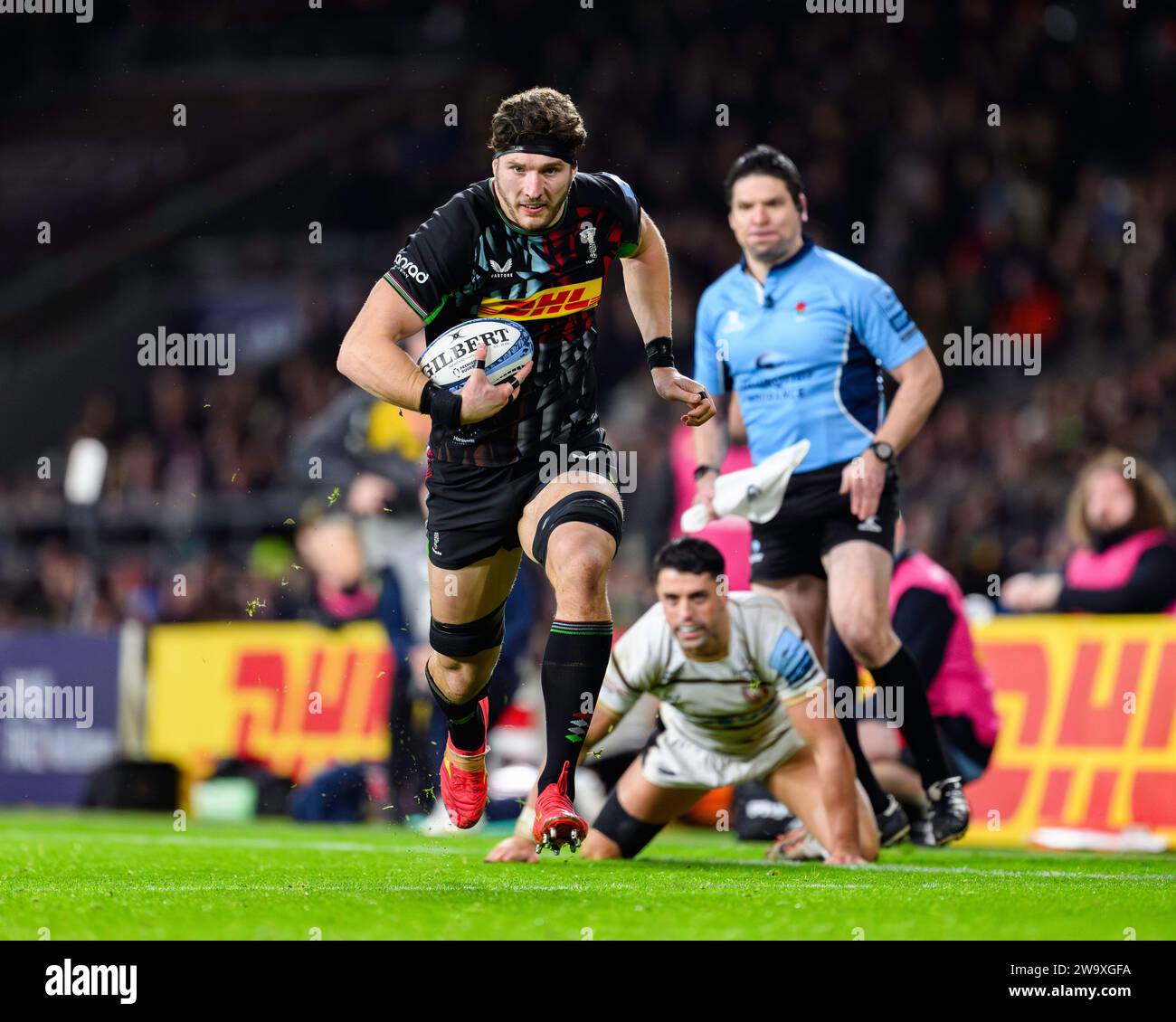 LONDON, UNITED KINGDOM. 30th, Dec 2023. Dino Lamb of Harlequins (left ...
