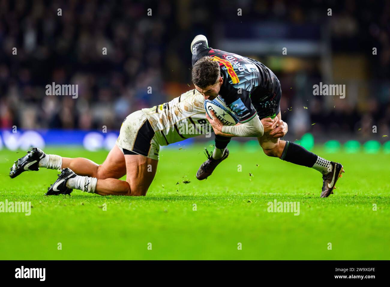 LONDON, UNITED KINGDOM. 30th, Dec 2023. Nick David of Harlequins (right ...