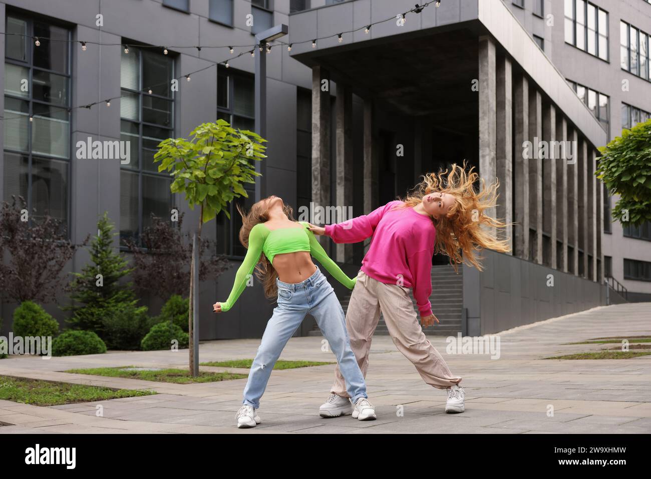 Women dancing hip hop hi-res stock photography and images - Alamy