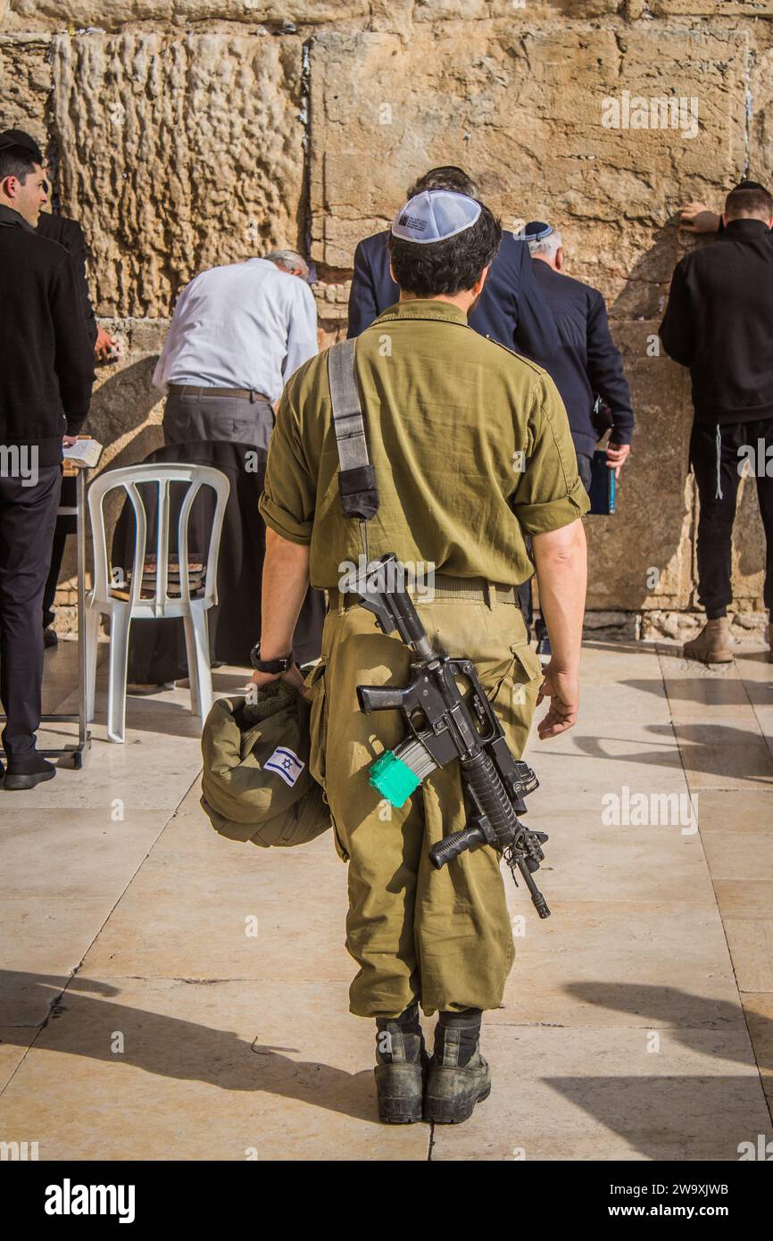 An IDF soldier prays at the Western Wall in Jerusalem. Soldiers ...