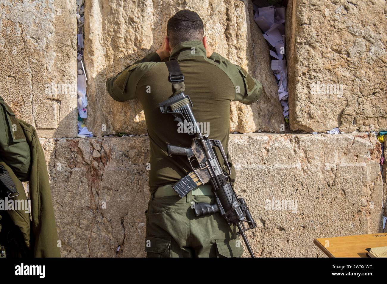 An IDF soldier prays at the Western Wall in Jerusalem. Soldiers ...