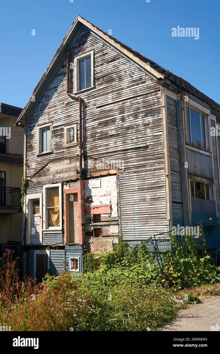 Rundown house hi-res stock photography and images - Alamy