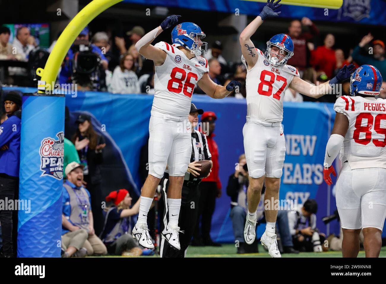 Atlanta, Georgia. 30th Dec, 2023. Caden Prieskorn (86) celebrates a ...