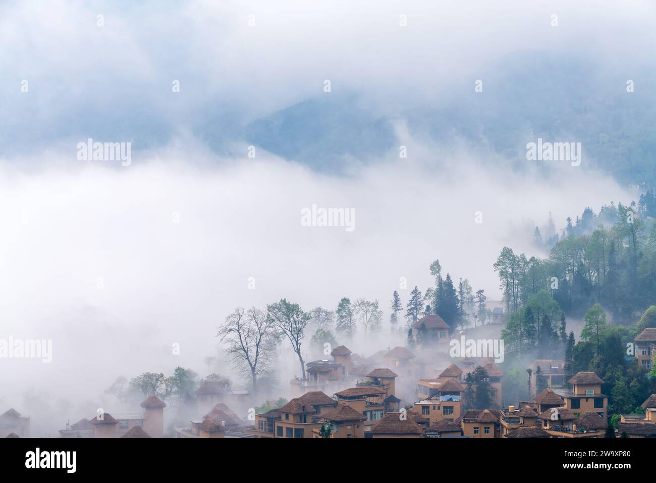 The cottage in the morning fog of Ailao Mountain, Yuanyang County ...