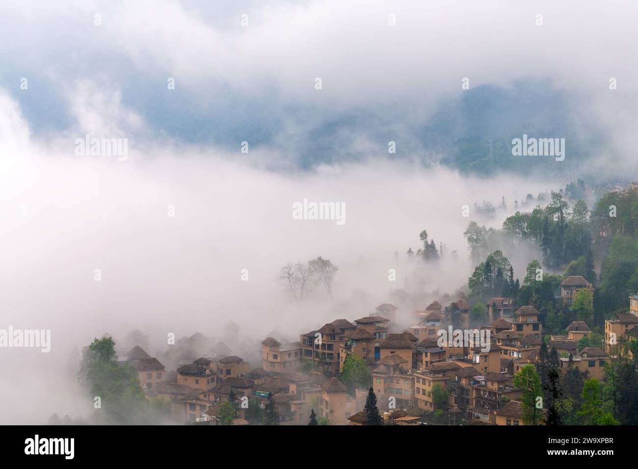 The cottage in the morning fog of Ailao Mountain, Yuanyang County ...