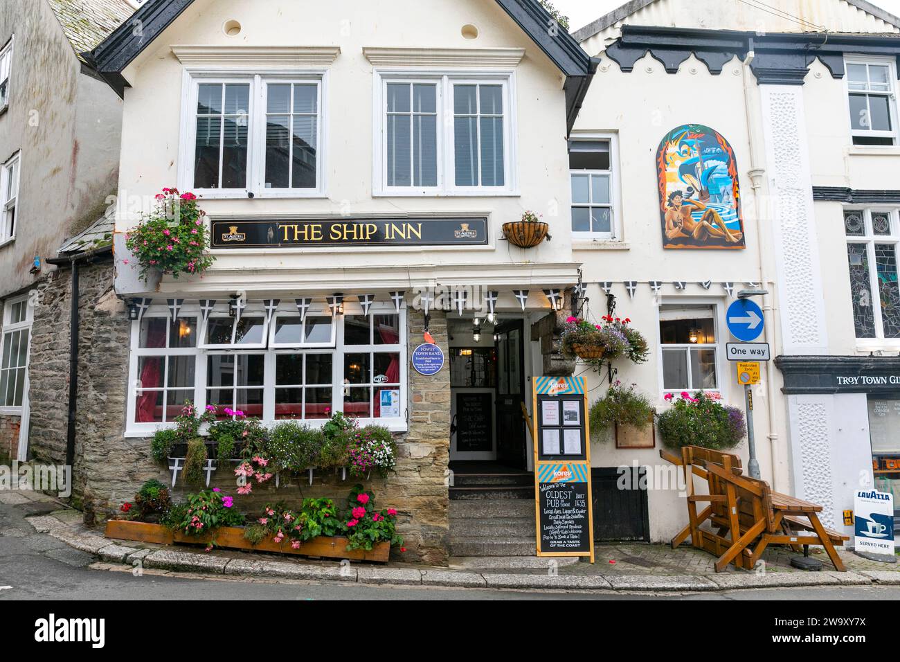 Cornwall the ship inn hi-res stock photography and images - Alamy