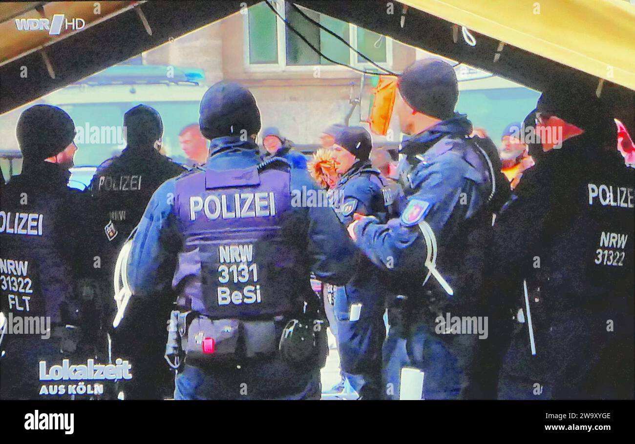 Polizei Vorbereitung zum Einsatz - gesehen in Köln am 28.12.2023 ...