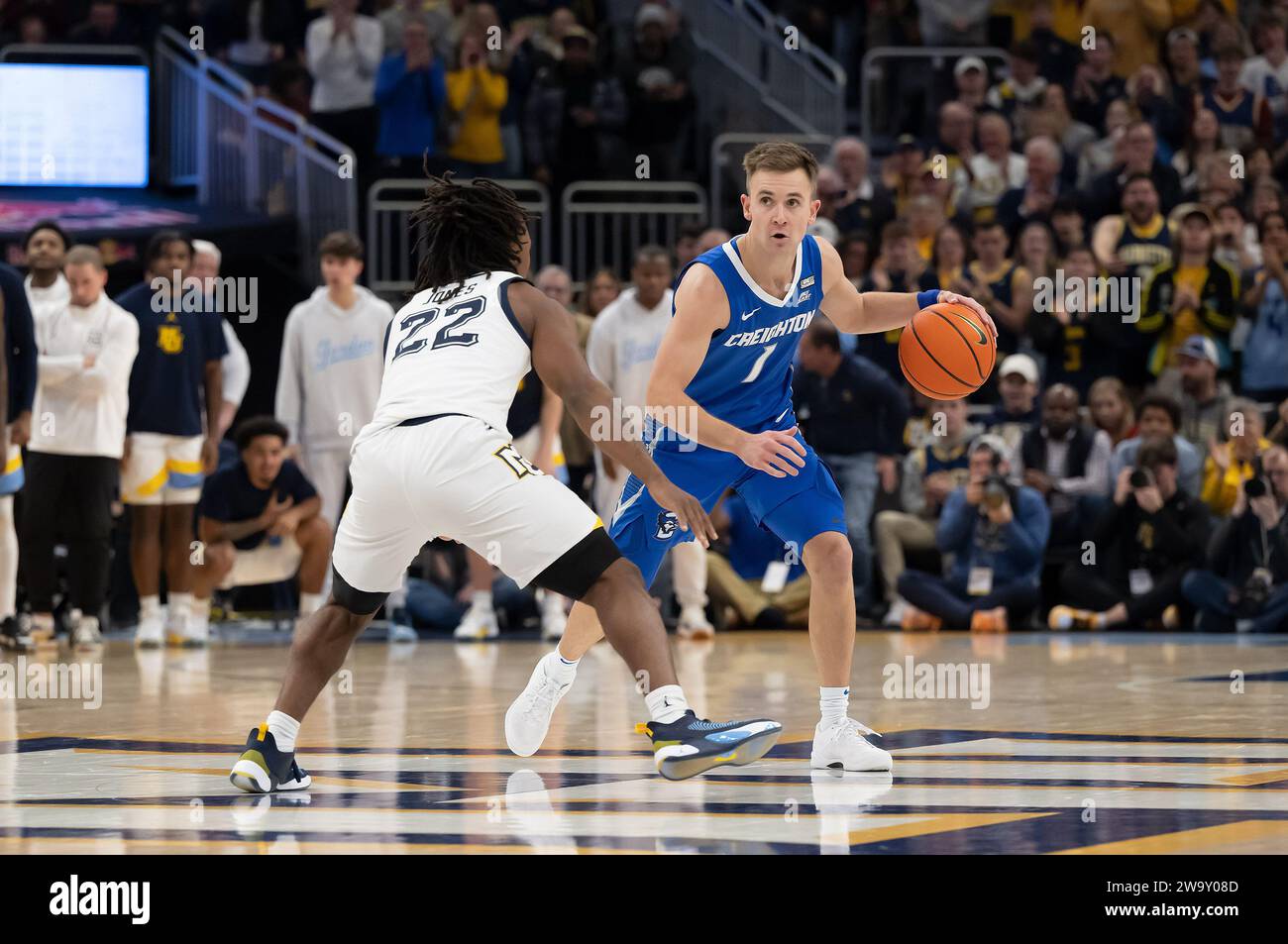 Milwaukee, WI, USA. 30th Dec, 2023. Creighton Bluejays guard Steven ...