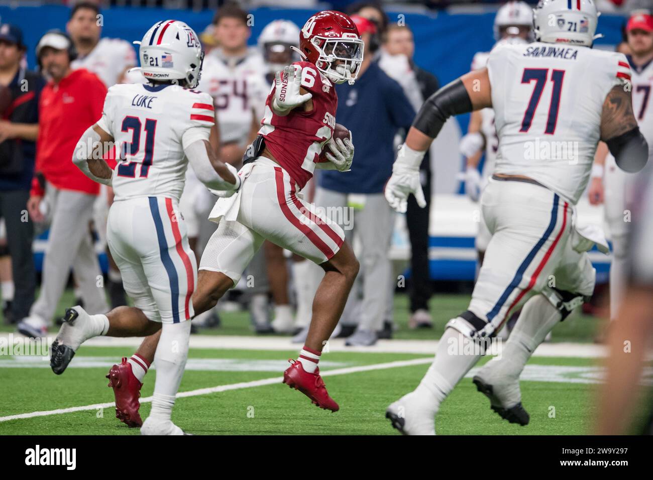 San Antonio, TX, USA. 28th Dec, 2023. Oklahoma Sooners defensive back ...