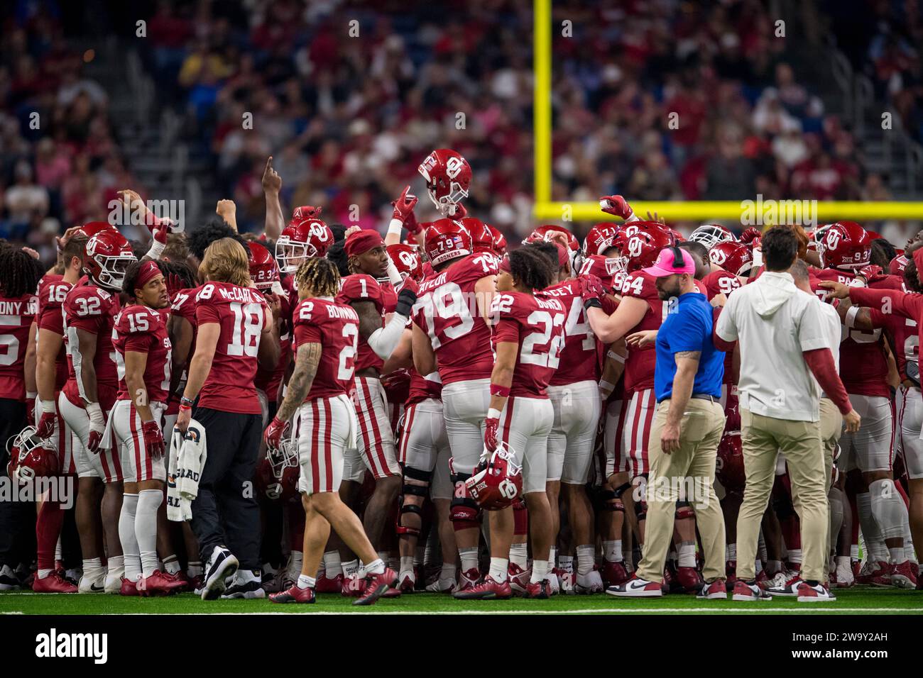 San Antonio, TX, USA. 28th Dec, 2023. The Oklahoma Sooners huddle up ...