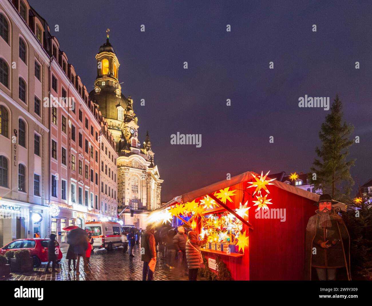 Christmas market on square Neumarkt, church Frauenkirche, sales stand ...
